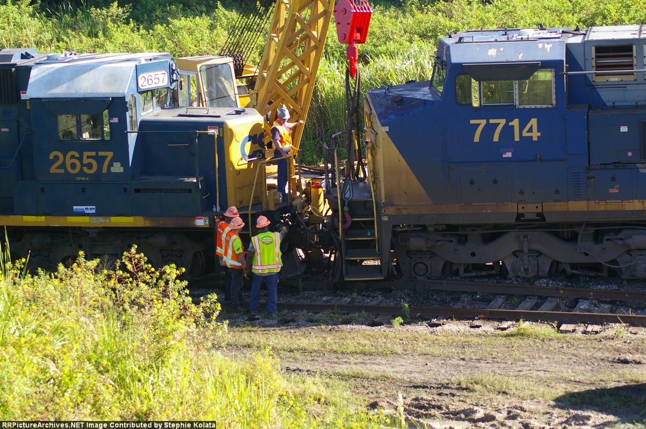 CSX 2657 CSX 7714 WITH HOOKS ON THE FRONT PILOT